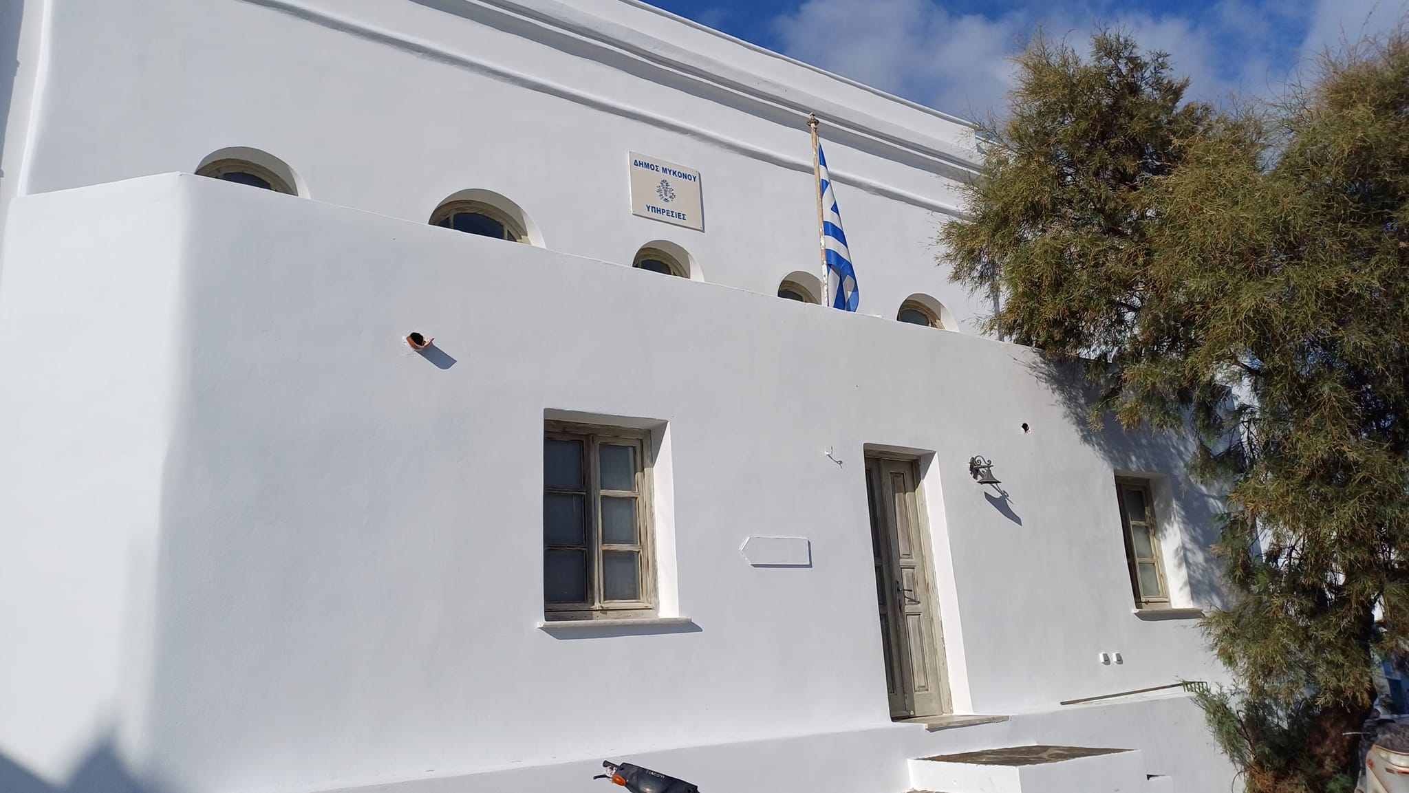 Επισκευές και βάψιμο στο κτίριο Μαύρου του Δήμου Μυκόνου - Mykonos Today